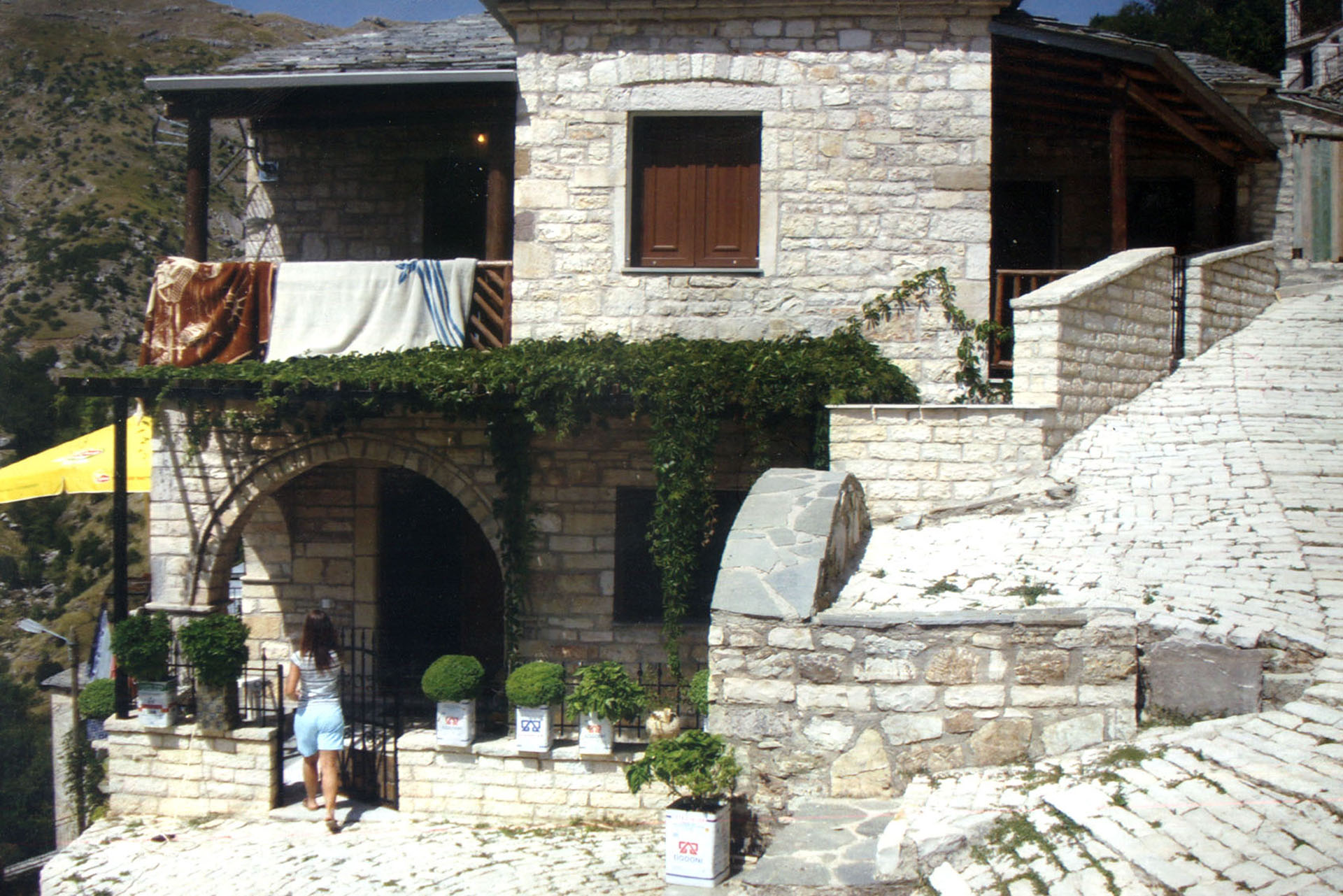 ΠΩΛΕΙΤΑΙ ΜΕΖΟΝΕΤΑ ΠΕΤΡΟΚΤΙΣΤΗ ΣΤΟ ΣΥΡΑΚΚΟ ΧΤΙΣΜΕΝΗ ΣΕ ΓΩΝΙΑΚΟ ΟΙΚΟΠΕΔΟ ...