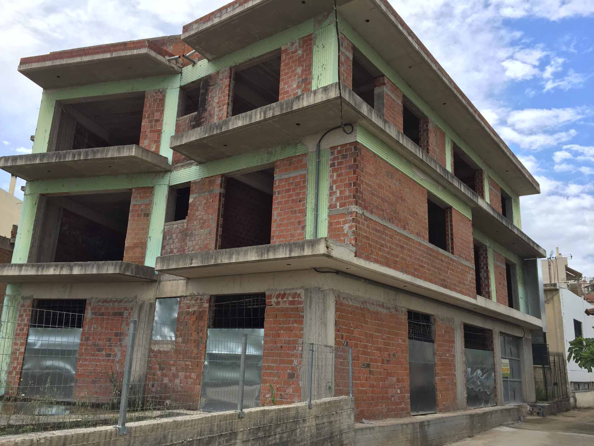 Independent building semi-finished in Arta, built in a plot with an ...